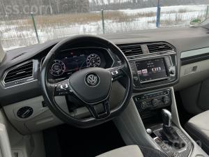 Red Volkswagen Tiguan 2017 in Cesis, with an engine capacity of 2.00 L and mileage of 210 thousand km for 15900 €, photo 7 on AUTOMOTO.COM.LV