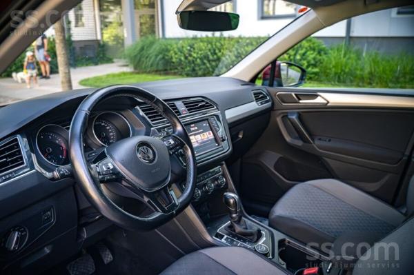 Sarkans Volkswagen Tiguan 2017 Rīga, ar dzinēja tilpumu 1.40 L un nobraukumu 113 tūkst. km par 14990 €, foto 10 vietnē AUTOMOTO.COM.LV