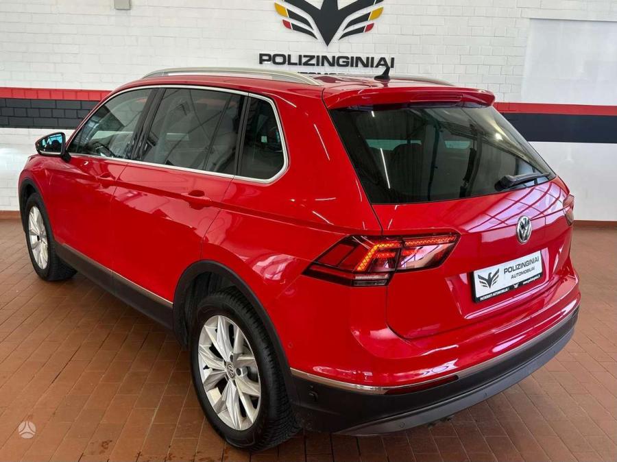 Red Volkswagen Tiguan 2017 in Kaunas, with an engine capacity of 1.97 L and mileage of 137 thousand km for 15690 €, photo 6 on AUTOMOTO.COM.LV