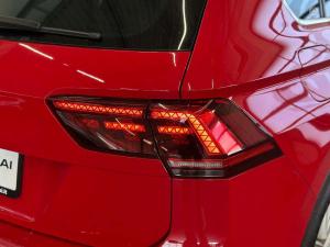 Red Volkswagen Tiguan 2017 in Kaunas, with an engine capacity of 1.97 L and mileage of 137 thousand km for 15690 €, photo 8 on AUTOMOTO.COM.LV