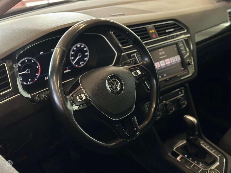 Red Volkswagen Tiguan 2017 in Kaunas, with an engine capacity of 1.97 L and mileage of 137 thousand km for 15690 €, photo 11 on AUTOMOTO.COM.LV