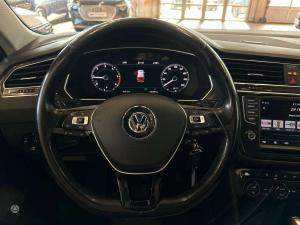 Red Volkswagen Tiguan 2017 in Kaunas, with an engine capacity of 1.97 L and mileage of 137 thousand km for 15690 €, photo 16 on AUTOMOTO.COM.LV