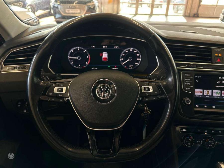 Red Volkswagen Tiguan 2017 in Kaunas, with an engine capacity of 1.97 L and mileage of 137 thousand km for 15690 €, photo 16 on AUTOMOTO.COM.LV