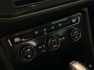 Red Volkswagen Tiguan 2017 in Kaunas, with an engine capacity of 1.97 L and mileage of 137 thousand km for 15690 €, photo 21 on AUTOMOTO.COM.LV