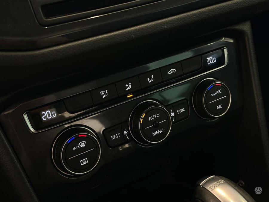 Red Volkswagen Tiguan 2017 in Kaunas, with an engine capacity of 1.97 L and mileage of 137 thousand km for 15690 €, photo 21 on AUTOMOTO.COM.LV