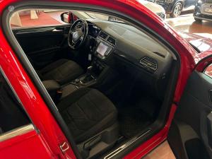 Red Volkswagen Tiguan 2017 in Kaunas, with an engine capacity of 1.97 L and mileage of 137 thousand km for 15690 €, photo 24 on AUTOMOTO.COM.LV