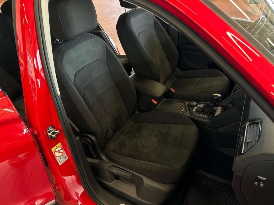 Red Volkswagen Tiguan 2017 in Kaunas, with an engine capacity of 1.97 L and mileage of 137 thousand km for 15690 €, photo 25 on AUTOMOTO.COM.LV