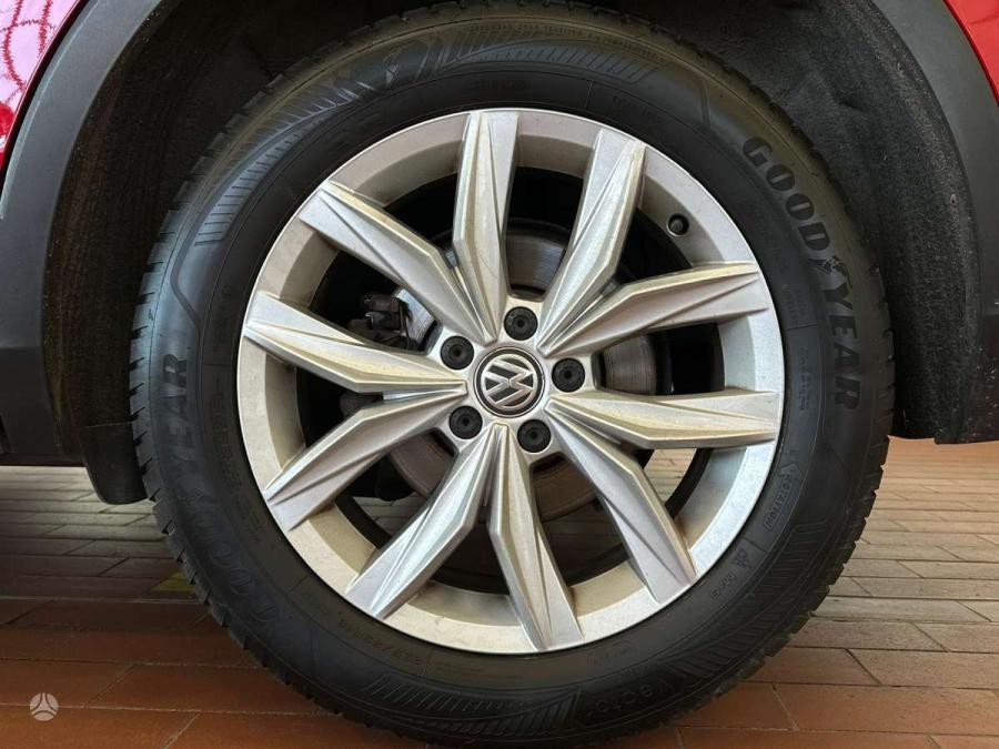 Red Volkswagen Tiguan 2017 in Kaunas, with an engine capacity of 1.97 L and mileage of 137 thousand km for 15690 €, photo 28 on AUTOMOTO.COM.LV