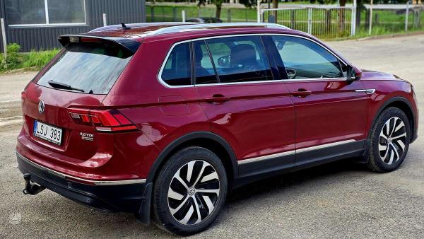 Volkswagen Tiguan 2017 in Siauliai on AUTOMOTO.COM.LV Red Volkswagen Tiguan 2017 in Siauliai, with an engine capacity of 1.97 L and mileage of 240 thousand km for 13900 €, photo 4 on AUTOMOTO.COM.LV
