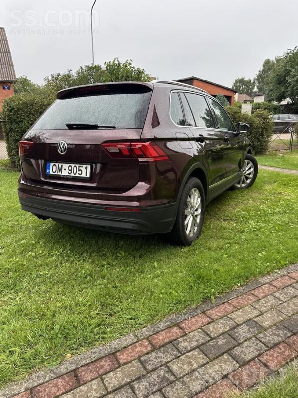 Red Volkswagen Tiguan 2018 in Riga, with an engine capacity of 1.40 L and mileage of 272 thousand km for 15950 €, photo 4 on AUTOMOTO.COM.LV