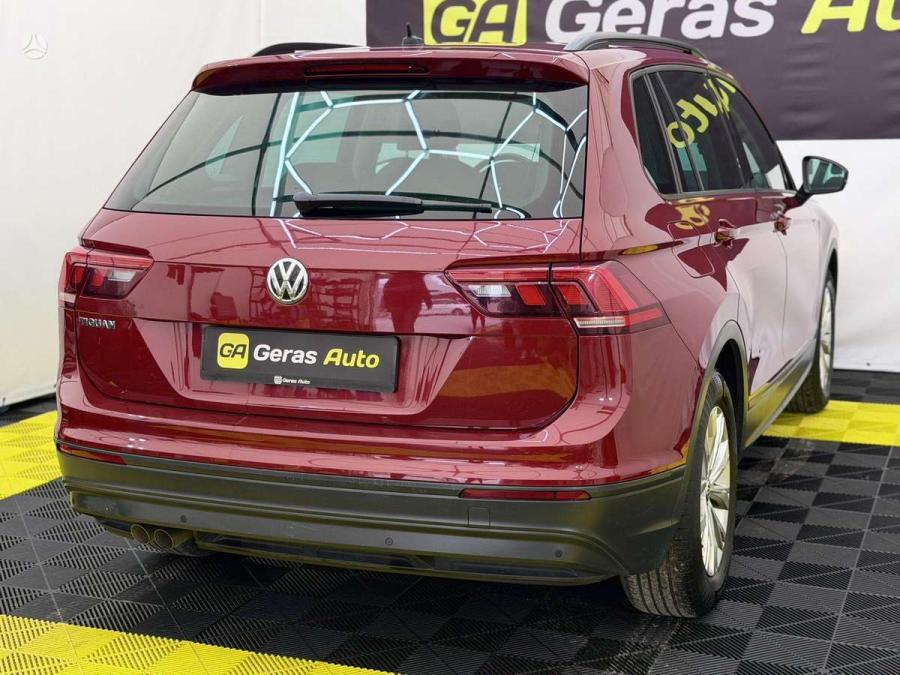 Red Volkswagen Tiguan 2018 in Vilnius, with an engine capacity of 1.97 L and mileage of 74 thousand km for 16599 €, photo 5 on AUTOMOTO.COM.LV