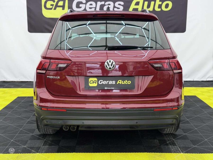 Red Volkswagen Tiguan 2018 in Vilnius, with an engine capacity of 1.97 L and mileage of 74 thousand km for 16599 €, photo 6 on AUTOMOTO.COM.LV
