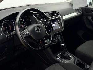 Red Volkswagen Tiguan 2018 in Vilnius, with an engine capacity of 1.97 L and mileage of 74 thousand km for 16599 €, photo 10 on AUTOMOTO.COM.LV