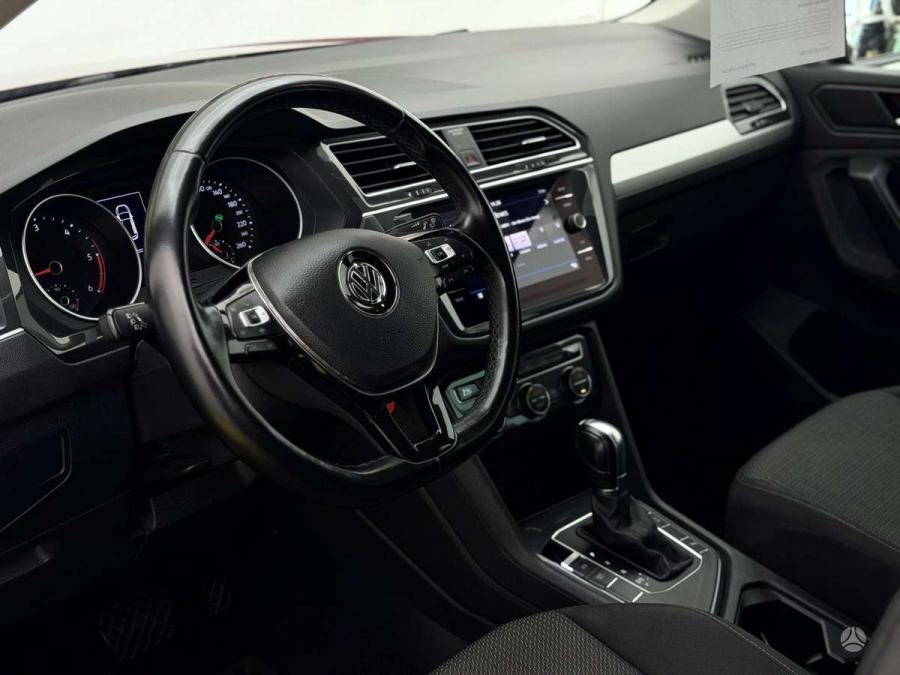 Red Volkswagen Tiguan 2018 in Vilnius, with an engine capacity of 1.97 L and mileage of 74 thousand km for 16599 €, photo 10 on AUTOMOTO.COM.LV