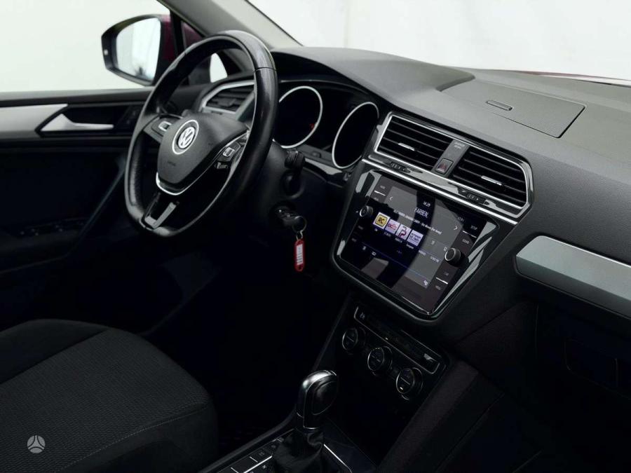 Red Volkswagen Tiguan 2018 in Vilnius, with an engine capacity of 1.97 L and mileage of 74 thousand km for 16599 €, photo 16 on AUTOMOTO.COM.LV