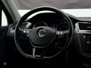 Red Volkswagen Tiguan 2018 in Vilnius, with an engine capacity of 1.97 L and mileage of 74 thousand km for 16599 €, photo 18 on AUTOMOTO.COM.LV