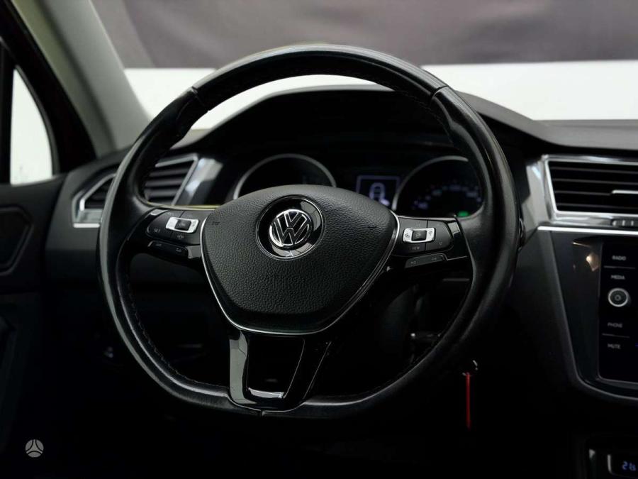 Red Volkswagen Tiguan 2018 in Vilnius, with an engine capacity of 1.97 L and mileage of 74 thousand km for 16599 €, photo 18 on AUTOMOTO.COM.LV