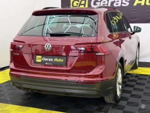 Red Volkswagen Tiguan 2018 in Vilnius, with an engine capacity of 1.97 L and mileage of 74 thousand km for 16199 €, photo 5 on AUTOMOTO.COM.LV