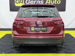Red Volkswagen Tiguan 2018 in Vilnius, with an engine capacity of 1.97 L and mileage of 74 thousand km for 16199 €, photo 6 on AUTOMOTO.COM.LV
