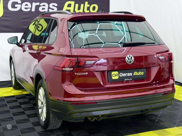 Red Volkswagen Tiguan 2018 in Vilnius, with an engine capacity of 1.97 L and mileage of 74 thousand km for 16199 €, photo 7 on AUTOMOTO.COM.LV