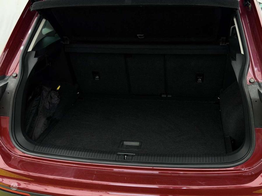 Red Volkswagen Tiguan 2018 in Vilnius, with an engine capacity of 1.97 L and mileage of 74 thousand km for 16199 €, photo 13 on AUTOMOTO.COM.LV