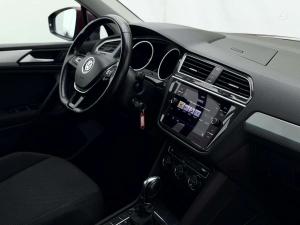 Red Volkswagen Tiguan 2018 in Vilnius, with an engine capacity of 1.97 L and mileage of 74 thousand km for 16199 €, photo 16 on AUTOMOTO.COM.LV