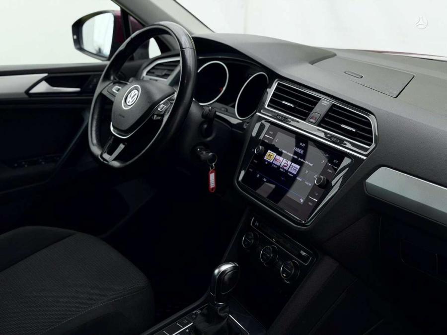 Red Volkswagen Tiguan 2018 in Vilnius, with an engine capacity of 1.97 L and mileage of 74 thousand km for 16199 €, photo 16 on AUTOMOTO.COM.LV