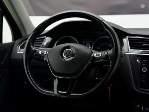 Red Volkswagen Tiguan 2018 in Vilnius, with an engine capacity of 1.97 L and mileage of 74 thousand km for 16199 €, photo 18 on AUTOMOTO.COM.LV