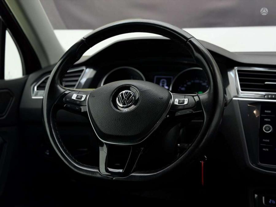 Red Volkswagen Tiguan 2018 in Vilnius, with an engine capacity of 1.97 L and mileage of 74 thousand km for 16199 €, photo 18 on AUTOMOTO.COM.LV