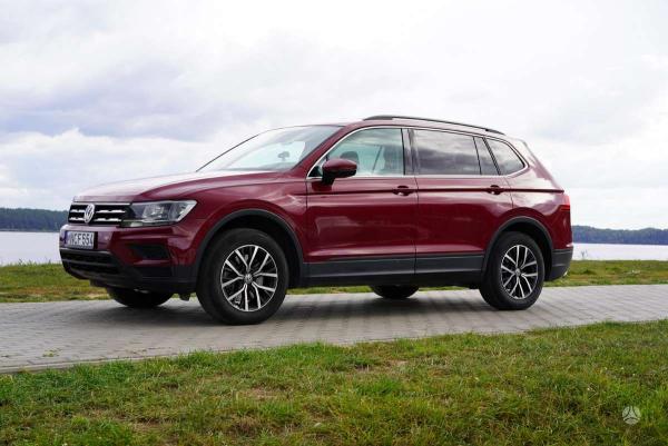 Red Volkswagen Tiguan 2019 in Kaunas, with an engine capacity of 1.98 L and mileage of 107 thousand km for 17900 €, photo 2 on AUTOMOTO.COM.LV