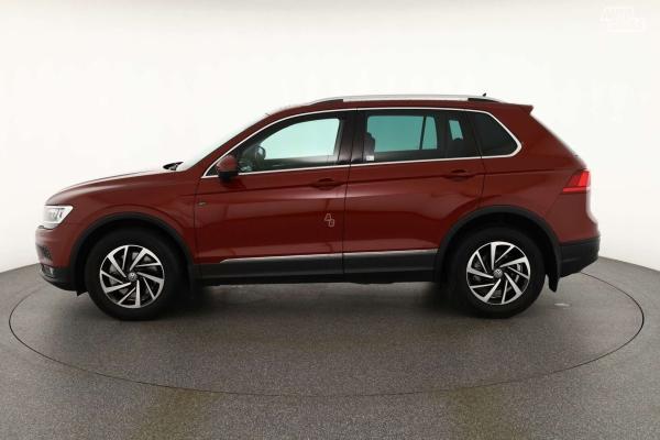 Red Volkswagen Tiguan 2019 in Kaunas, with an engine capacity of 2.00 L and mileage of 60 thousand km for 29600 €, photo 2 on AUTOMOTO.COM.LV
