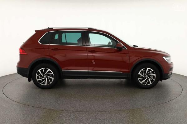 Red Volkswagen Tiguan 2019 in Kaunas, with an engine capacity of 2.00 L and mileage of 60 thousand km for 29600 €, photo 6 on AUTOMOTO.COM.LV