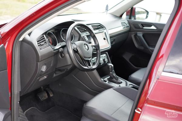 Red Volkswagen Tiguan 2019 in Kaunas, with an engine capacity of 2.00 L and mileage of 115 thousand km for 17500 €, photo 4 on AUTOMOTO.COM.LV
