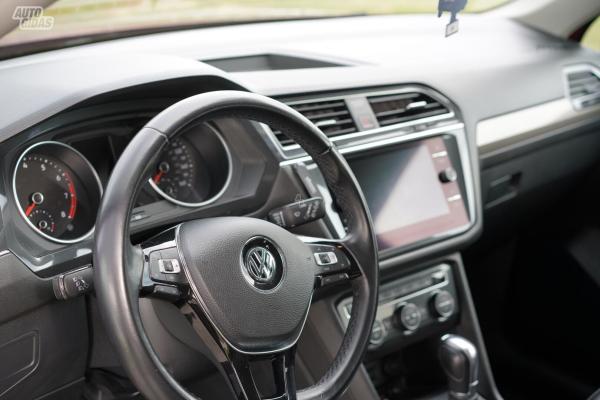 Red Volkswagen Tiguan 2019 in Kaunas, with an engine capacity of 2.00 L and mileage of 115 thousand km for 17500 €, photo 5 on AUTOMOTO.COM.LV