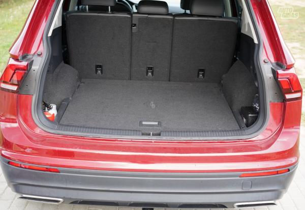 Red Volkswagen Tiguan 2019 in Kaunas, with an engine capacity of 2.00 L and mileage of 115 thousand km for 17500 €, photo 8 on AUTOMOTO.COM.LV