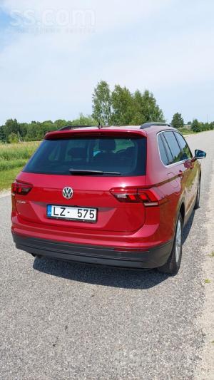 Red Volkswagen Tiguan 2019 in Riga, with an engine capacity of 2.00 L and mileage of 143 thousand km for 16500 €, photo 4 on AUTOMOTO.COM.LV