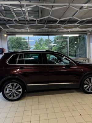 Red Volkswagen Tiguan 2019 in Vilnius, with an engine capacity of 1.97 L and mileage of 131 thousand km for 24900 €, photo 5 on AUTOMOTO.COM.LV