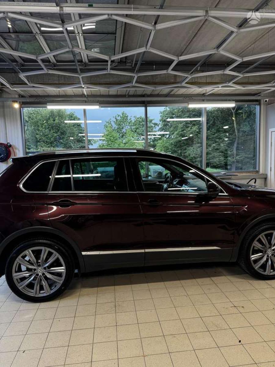 Red Volkswagen Tiguan 2019 in Vilnius, with an engine capacity of 1.97 L and mileage of 131 thousand km for 24900 €, photo 5 on AUTOMOTO.COM.LV