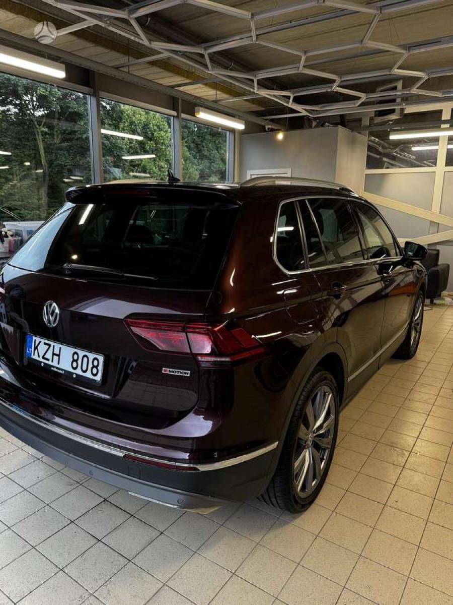 Red Volkswagen Tiguan 2019 in Vilnius, with an engine capacity of 1.97 L and mileage of 131 thousand km for 24900 €, photo 6 on AUTOMOTO.COM.LV