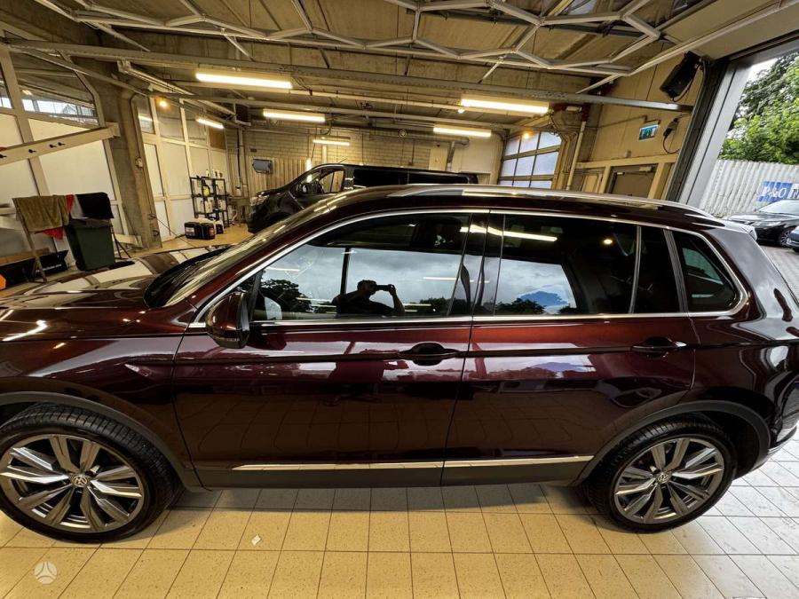 Red Volkswagen Tiguan 2019 in Vilnius, with an engine capacity of 1.97 L and mileage of 131 thousand km for 24900 €, photo 8 on AUTOMOTO.COM.LV