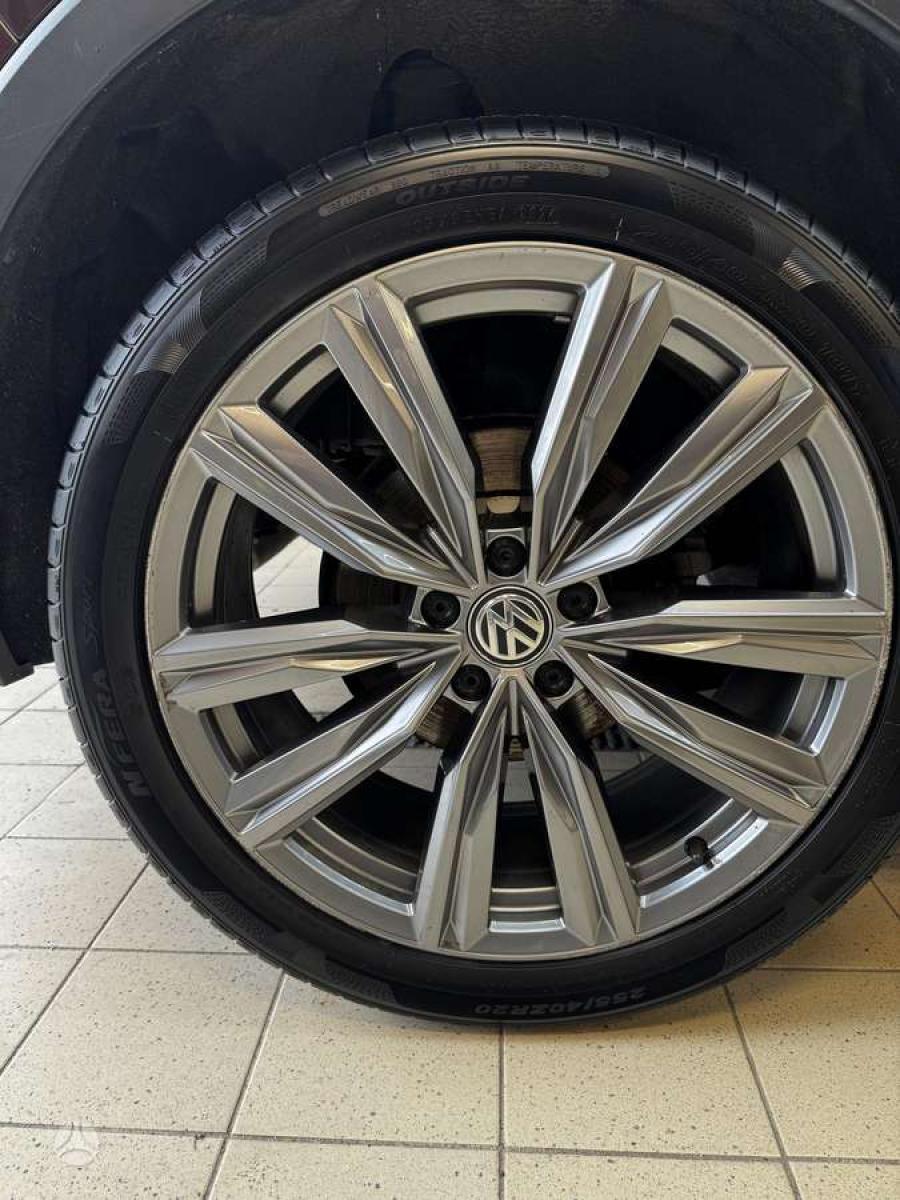 Red Volkswagen Tiguan 2019 in Vilnius, with an engine capacity of 1.97 L and mileage of 131 thousand km for 24900 €, photo 13 on AUTOMOTO.COM.LV