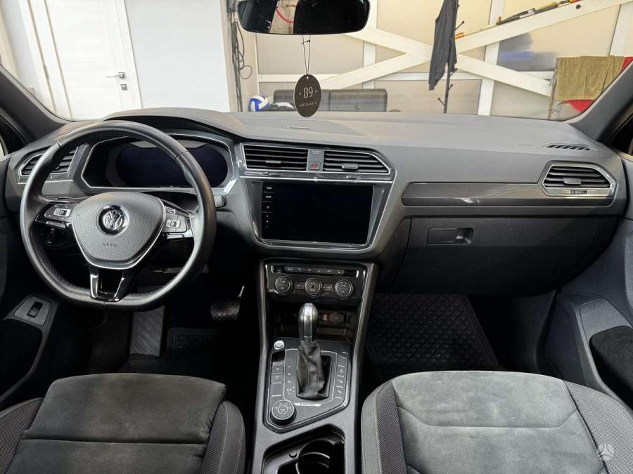 Red Volkswagen Tiguan 2019 in Vilnius, with an engine capacity of 1.97 L and mileage of 131 thousand km for 24900 €, photo 14 on AUTOMOTO.COM.LV