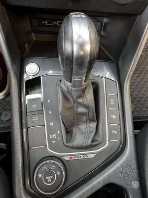 Red Volkswagen Tiguan 2019 in Vilnius, with an engine capacity of 1.97 L and mileage of 131 thousand km for 24900 €, photo 15 on AUTOMOTO.COM.LV