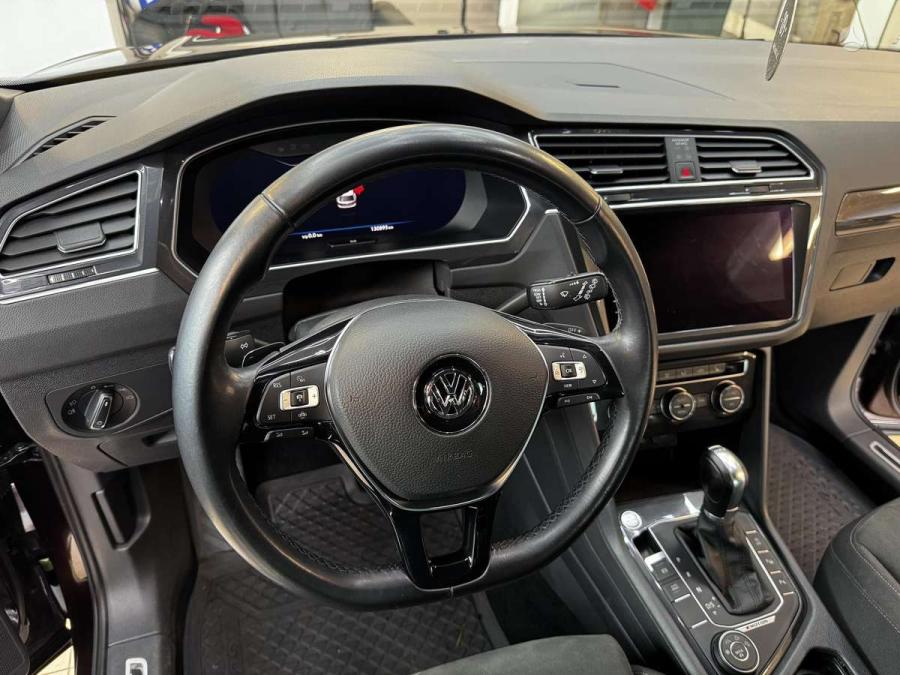Red Volkswagen Tiguan 2019 in Vilnius, with an engine capacity of 1.97 L and mileage of 131 thousand km for 24900 €, photo 17 on AUTOMOTO.COM.LV