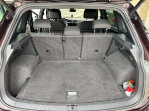 Red Volkswagen Tiguan 2019 in Vilnius, with an engine capacity of 1.97 L and mileage of 131 thousand km for 24900 €, photo 22 on AUTOMOTO.COM.LV