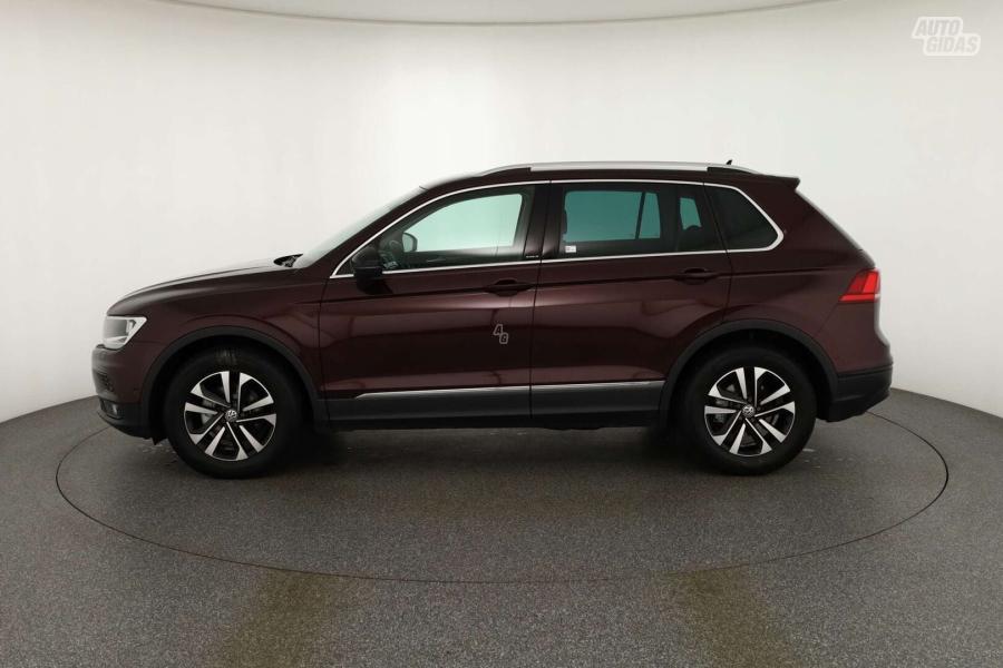 Red Volkswagen Tiguan 2020 in Kaunas, with an engine capacity of 1.50 L and mileage of 76 thousand km for 25480 €, photo 2 on AUTOMOTO.COM.LV