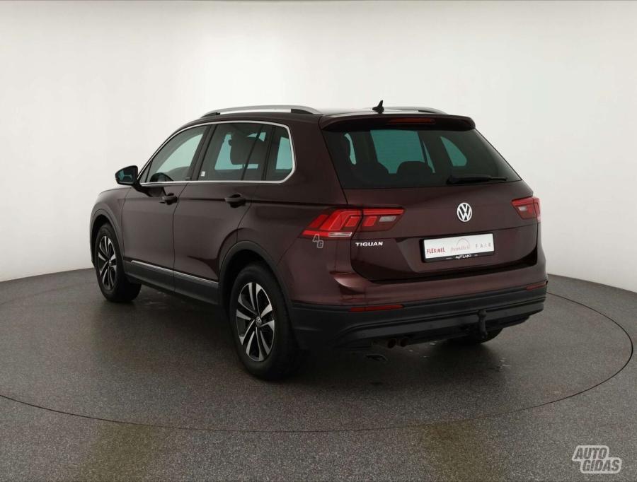 Red Volkswagen Tiguan 2020 in Kaunas, with an engine capacity of 1.50 L and mileage of 76 thousand km for 25480 €, photo 3 on AUTOMOTO.COM.LV