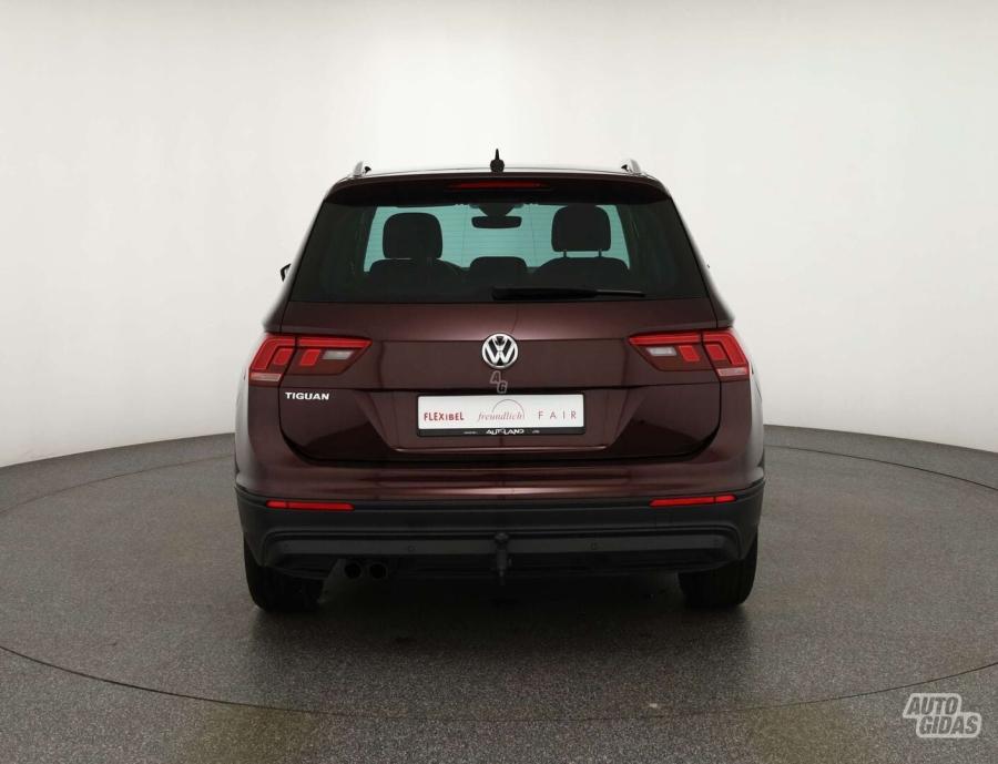 Red Volkswagen Tiguan 2020 in Kaunas, with an engine capacity of 1.50 L and mileage of 76 thousand km for 25480 €, photo 4 on AUTOMOTO.COM.LV