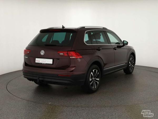 Red Volkswagen Tiguan 2020 in Kaunas, with an engine capacity of 1.50 L and mileage of 76 thousand km for 25480 €, photo 5 on AUTOMOTO.COM.LV