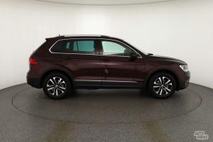 Red Volkswagen Tiguan 2020 in Kaunas, with an engine capacity of 1.50 L and mileage of 76 thousand km for 25480 €, photo 6 on AUTOMOTO.COM.LV